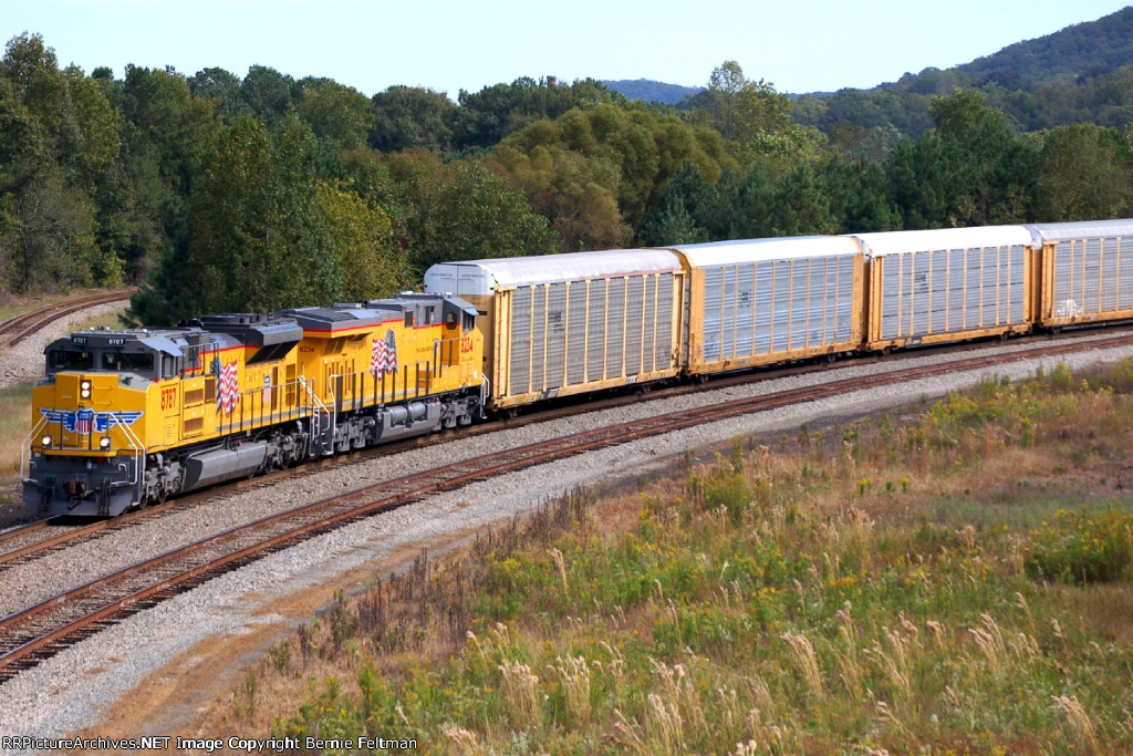Union Pacific SD70ACe #8787 and ES44AC #8234 lead West Point, Georgia (Kia Automotive) bound ...